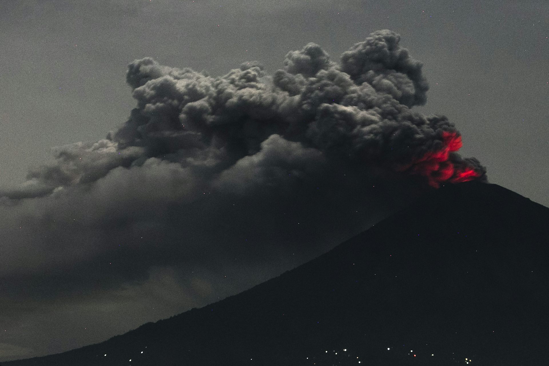 Why Mount Agung's volcanic ash is a particular problem for aircraft