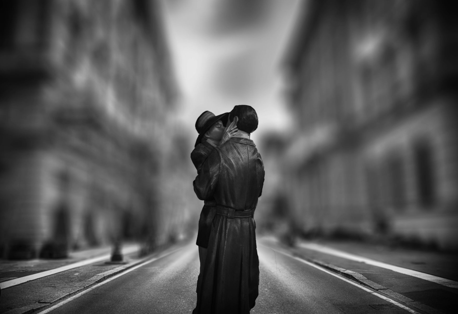 Why most of us lean to the right when we kiss