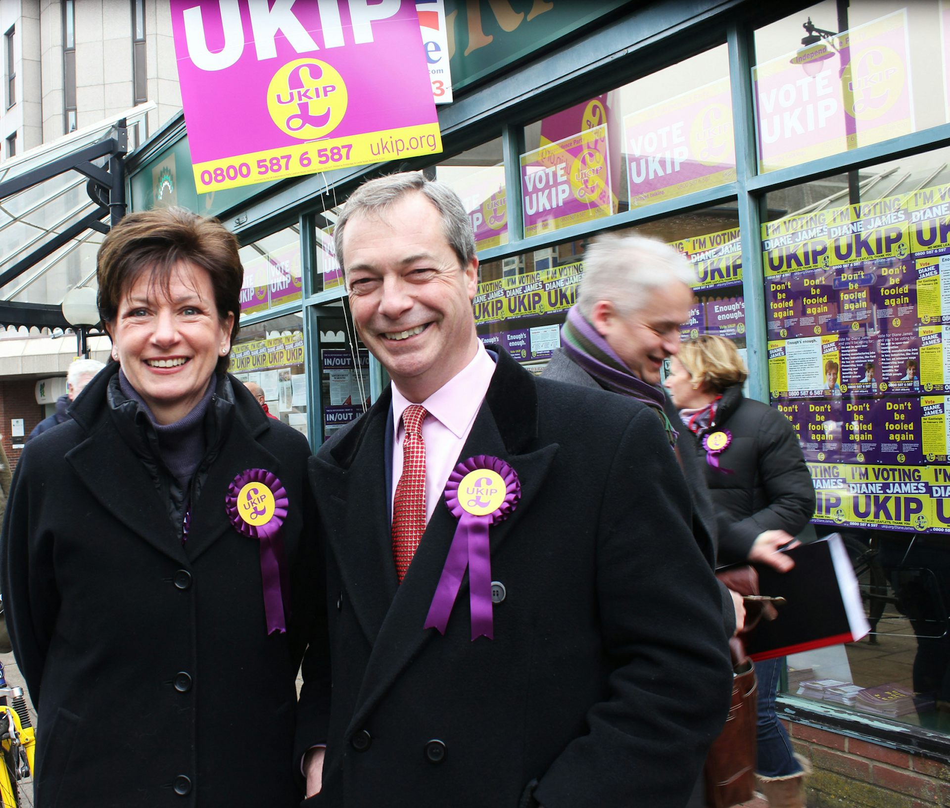 Dinner party politics: Murdoch courts Farage as UKIP's star rises