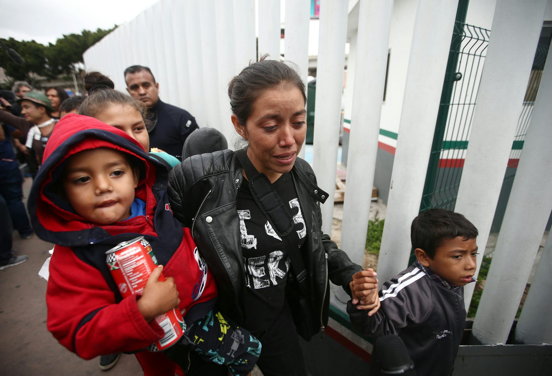 Central American migrant caravan begins crossing US border: 5 essential ...