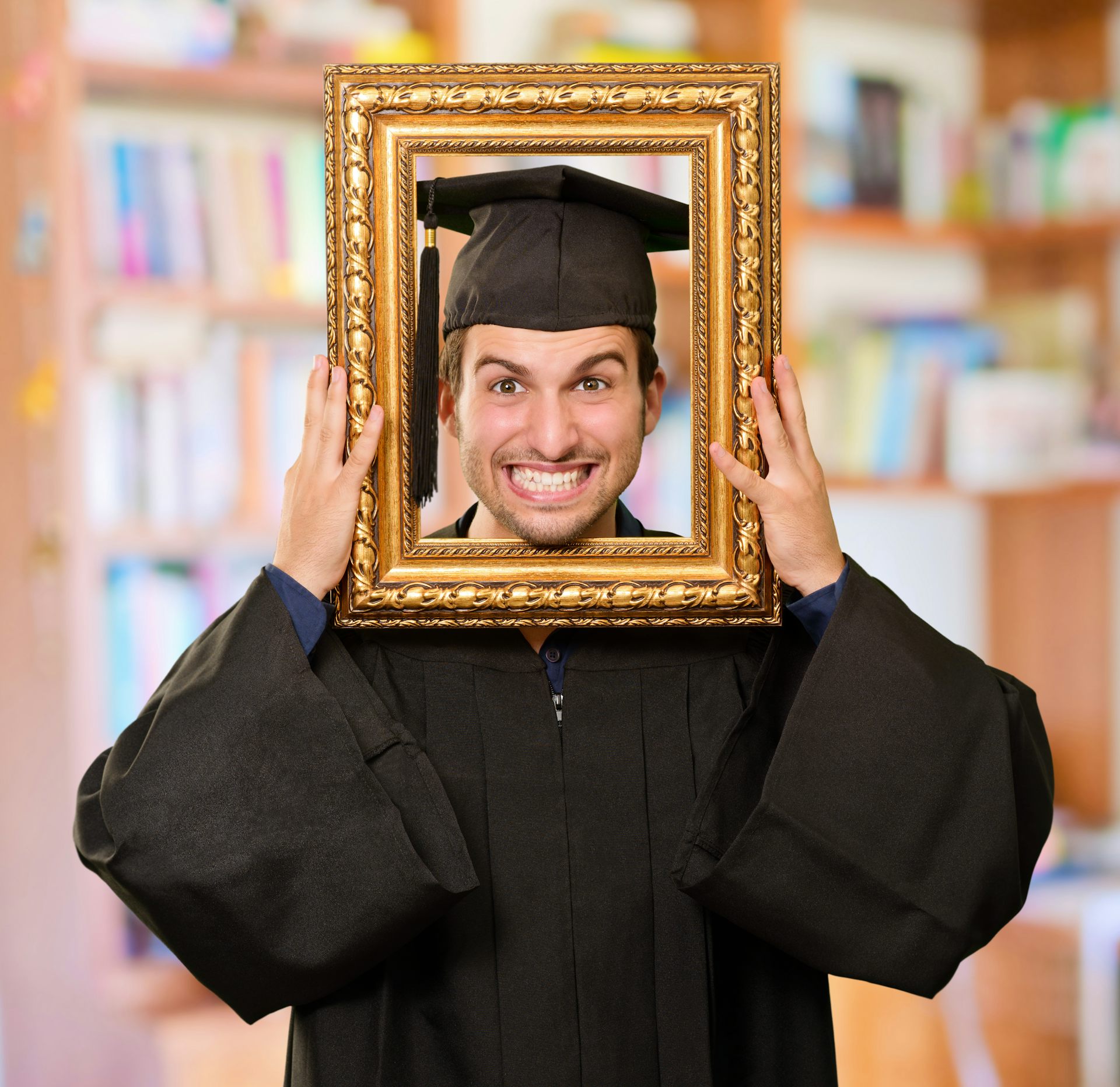 Posing intellectuals: academic profile pictures reveal more than you think