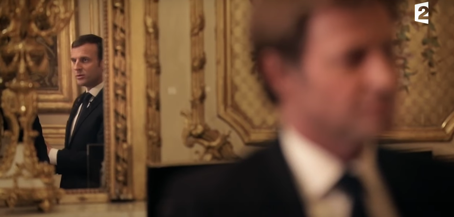 Déambuler dans les couloirs de l’Élysée : le faux-pas d’Emmanuel Macron