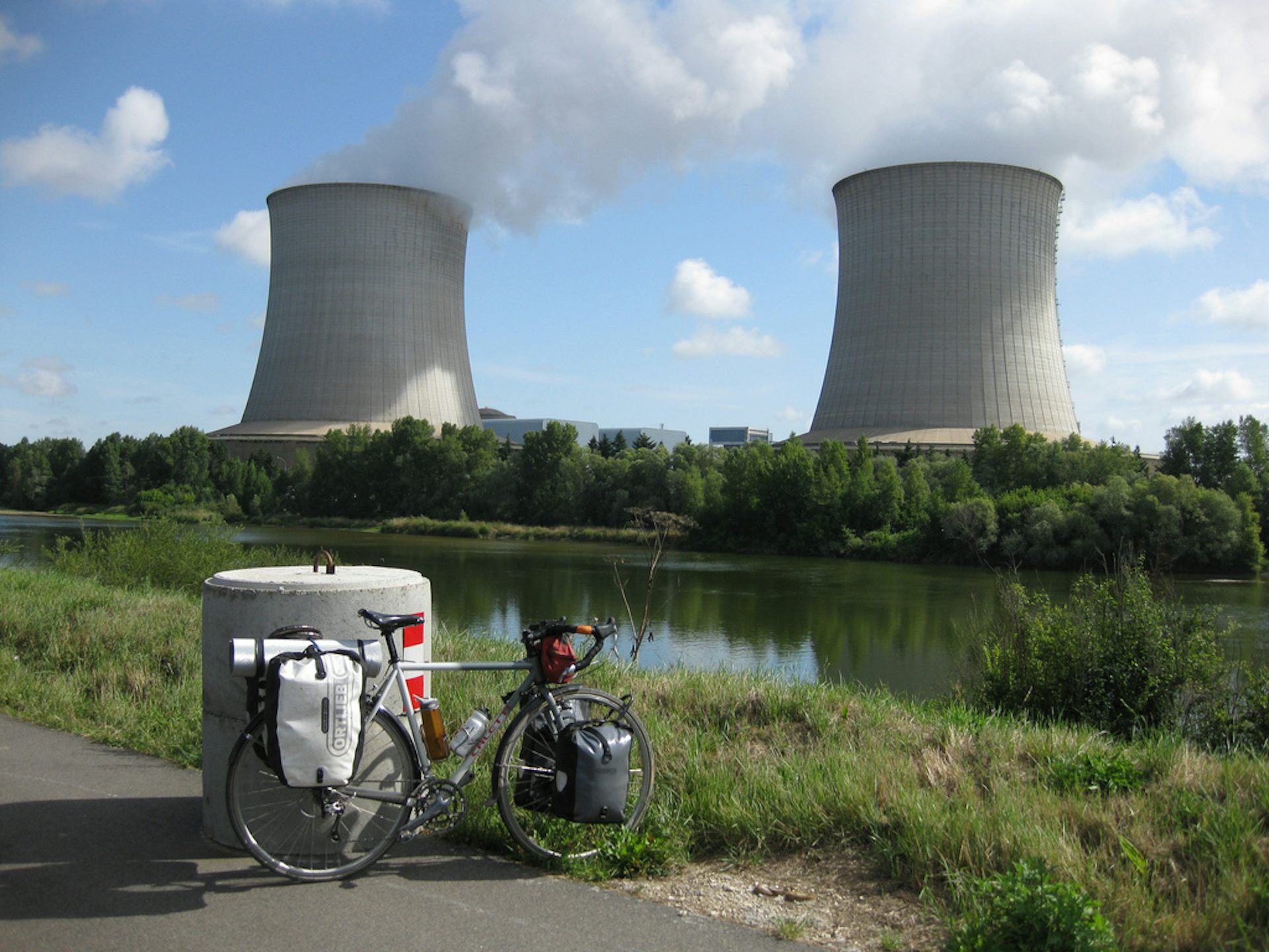 Dick Smith flies planes, weighs energy futures