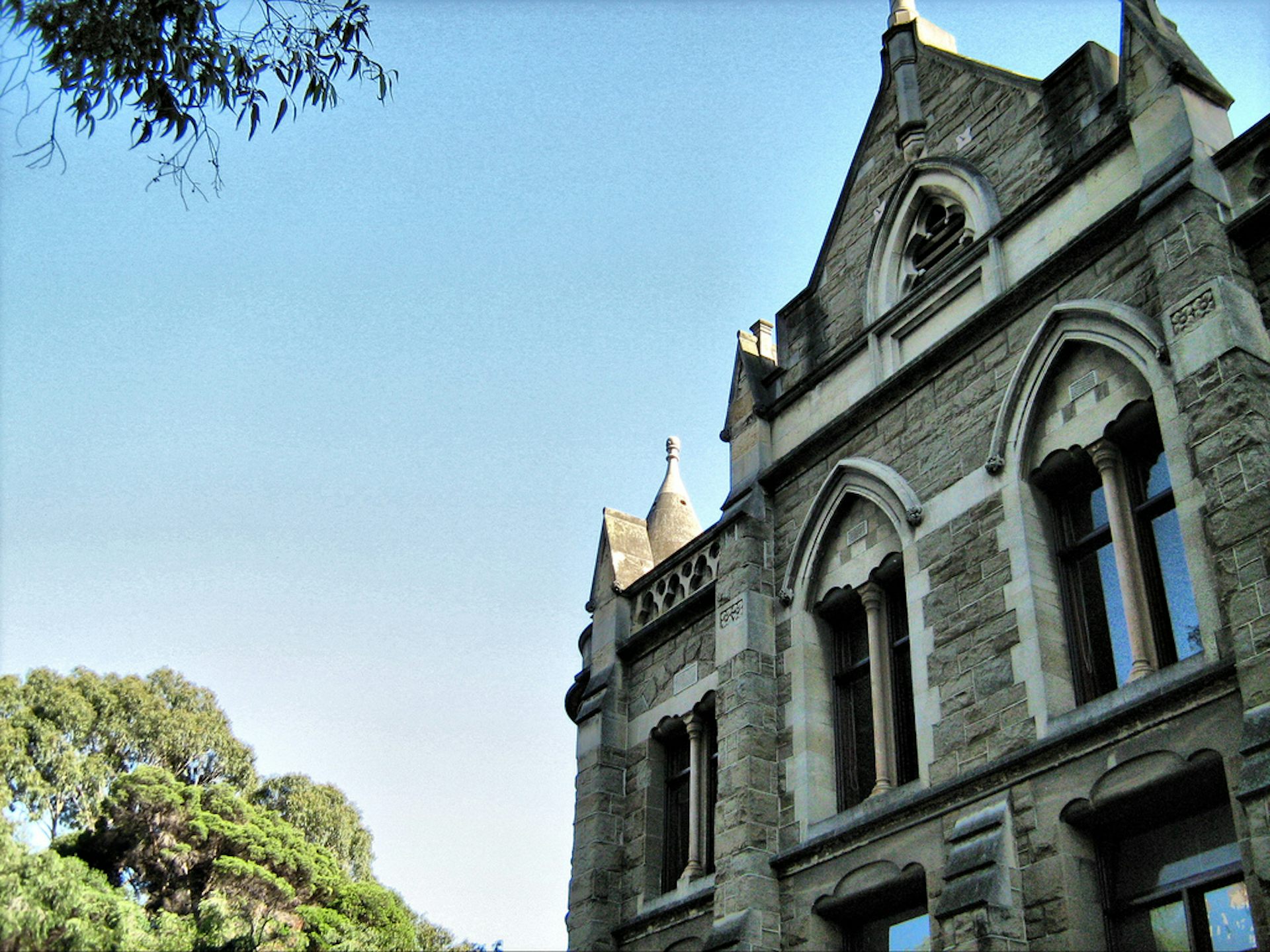 University of Melbourne moves up global rankings