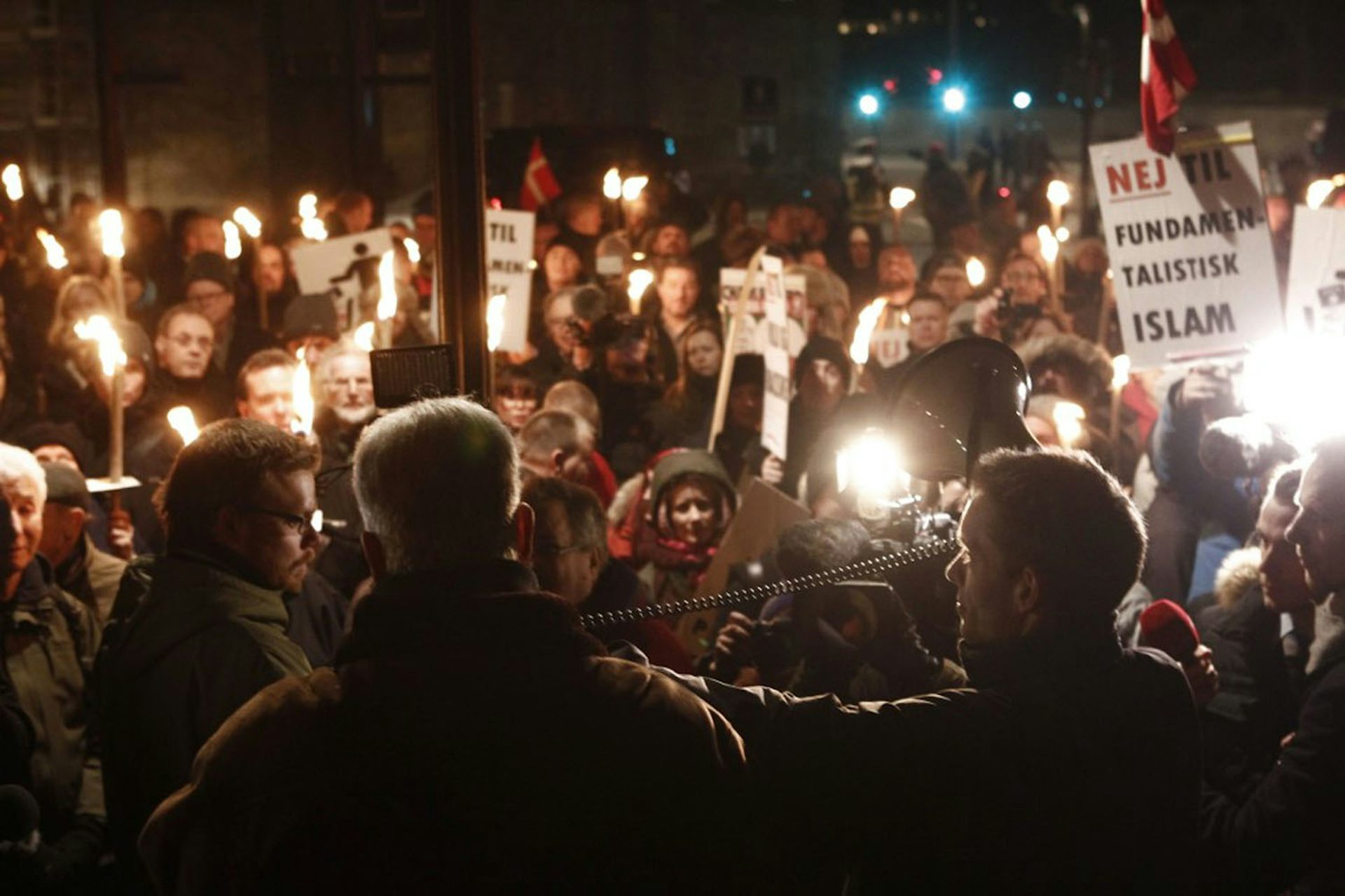Asylum seekers and immigrant threat: Is there a link?
