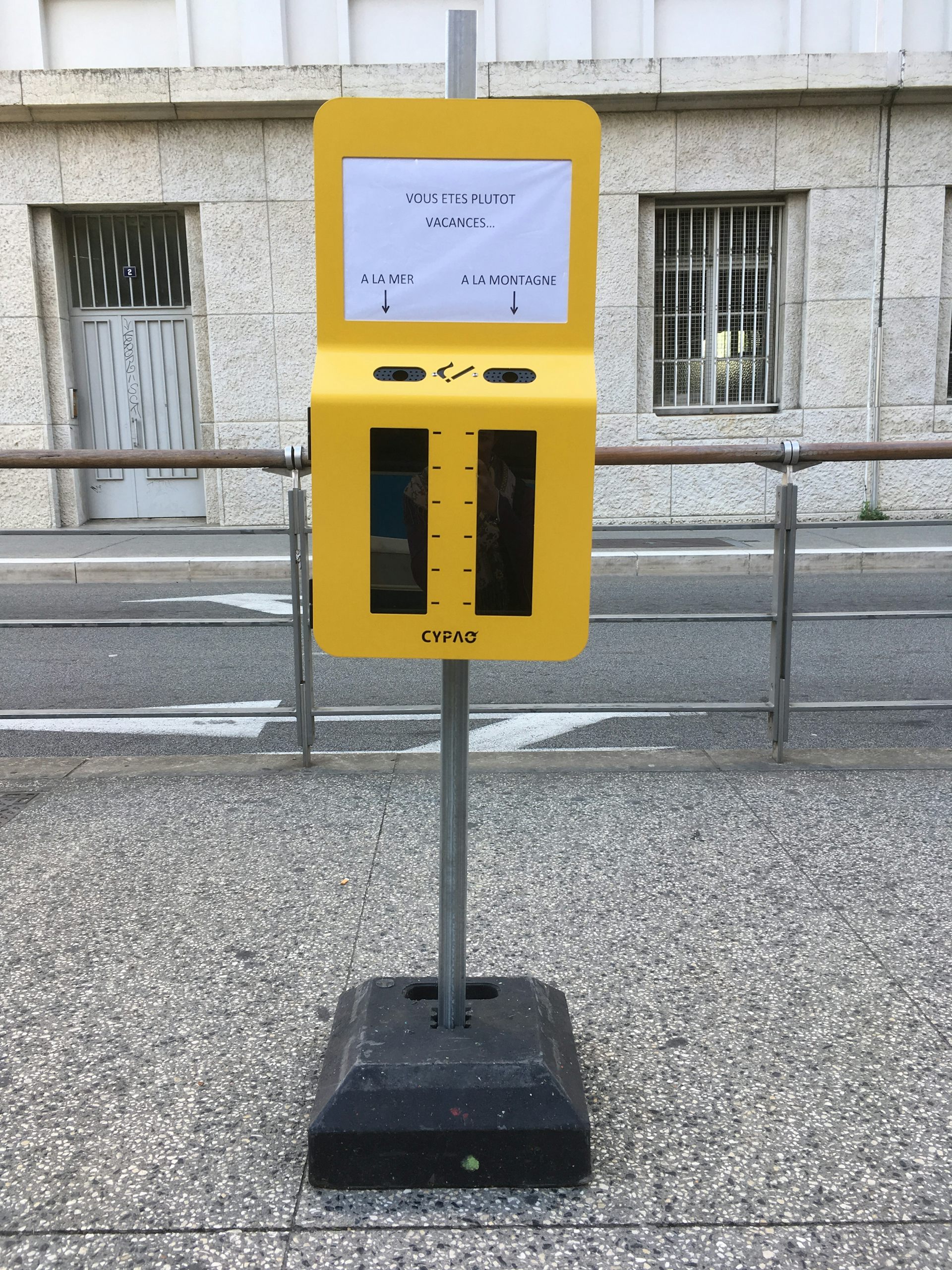 Mégots jetés au sol : quand l’effet des nudges part en fumée…