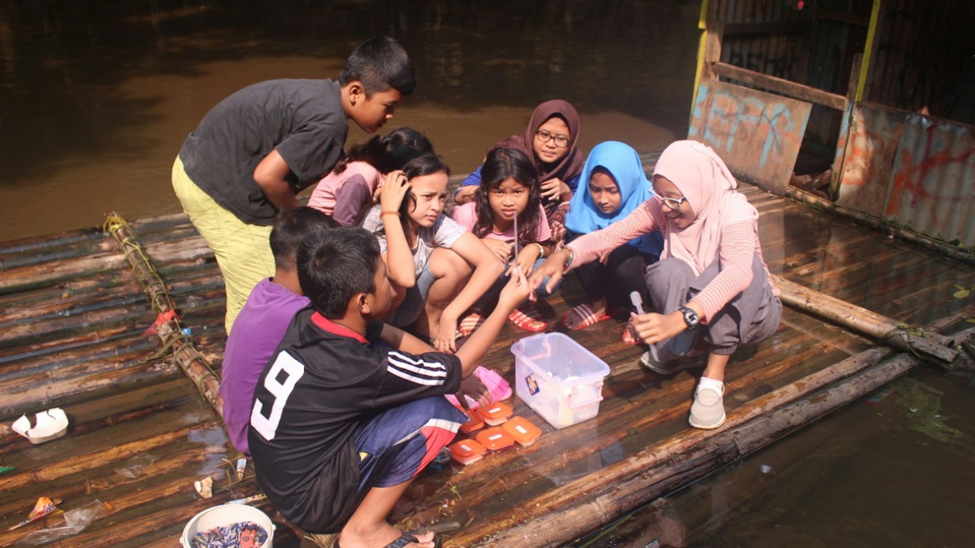 LabTek Apung: cara santai mengenalkan sains untuk warga bantaran Ciliwung melalui getek