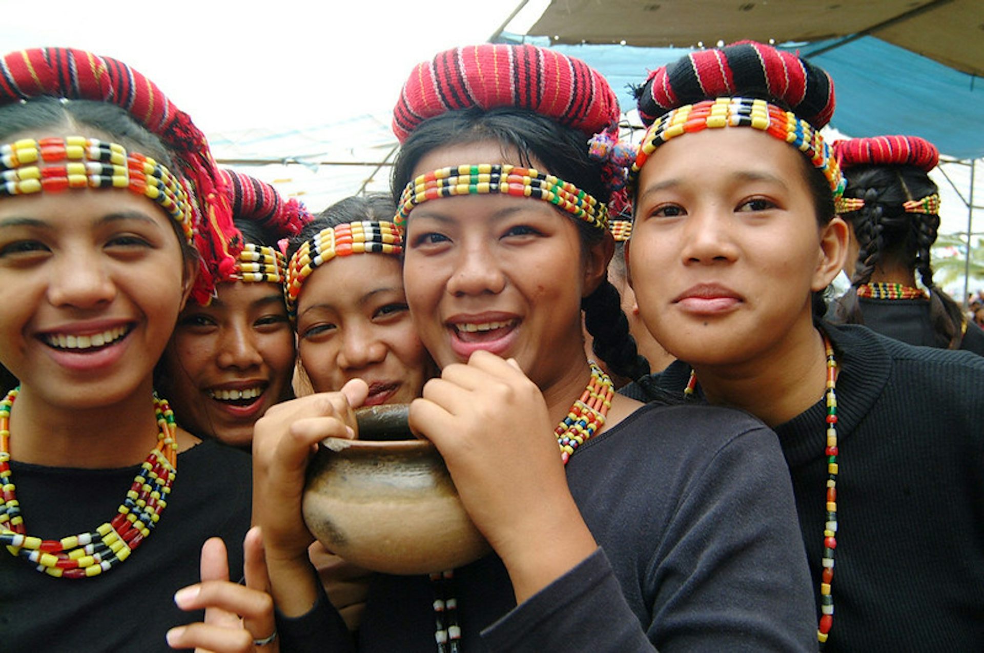 Tintamarre et Bulalakaw : parer au Covid par le rituel