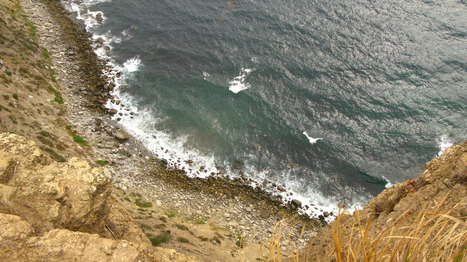 Marine reserves help fish resist climate change invaders