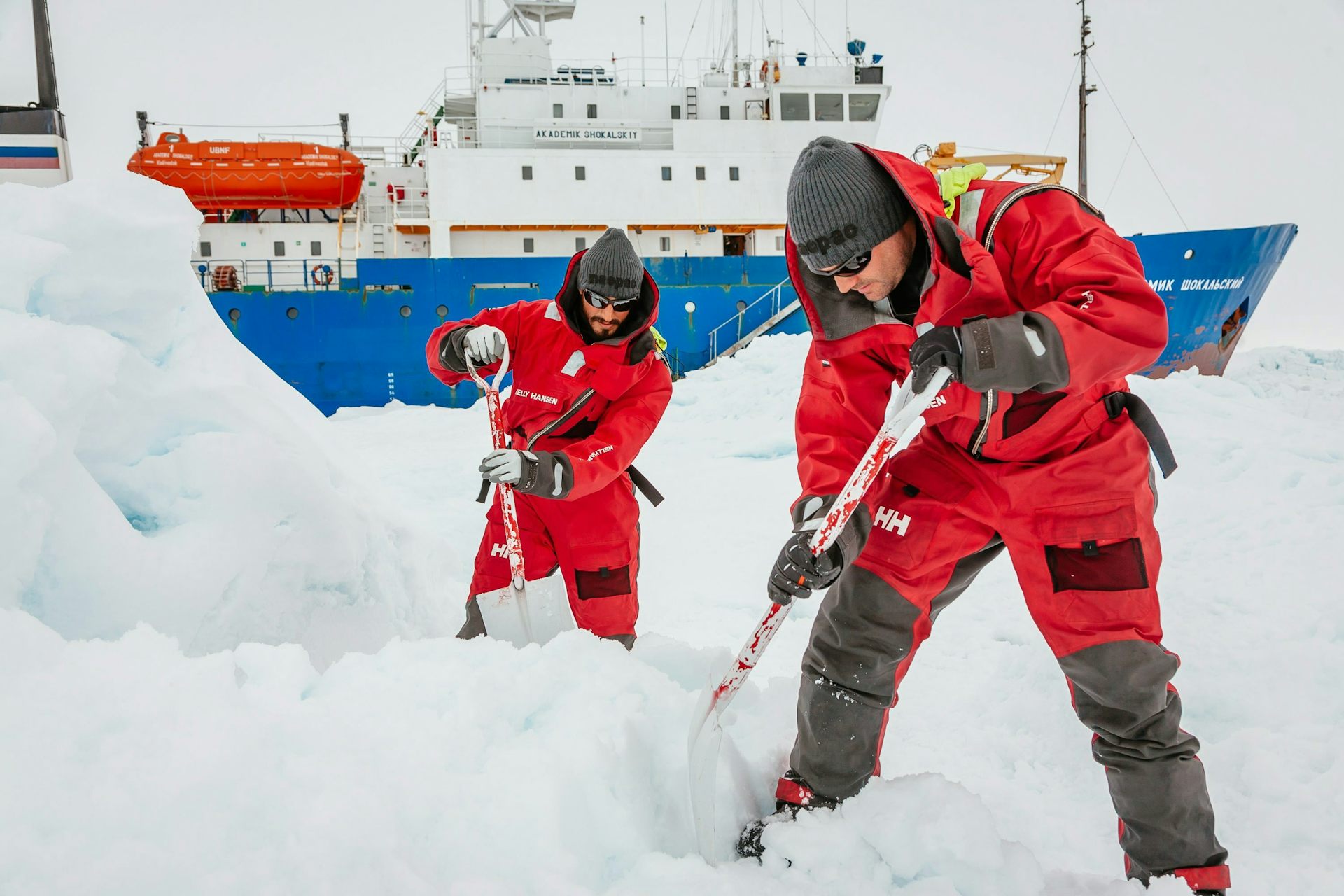 An icebreaker gets stuck in the ice, photos are used to mislead