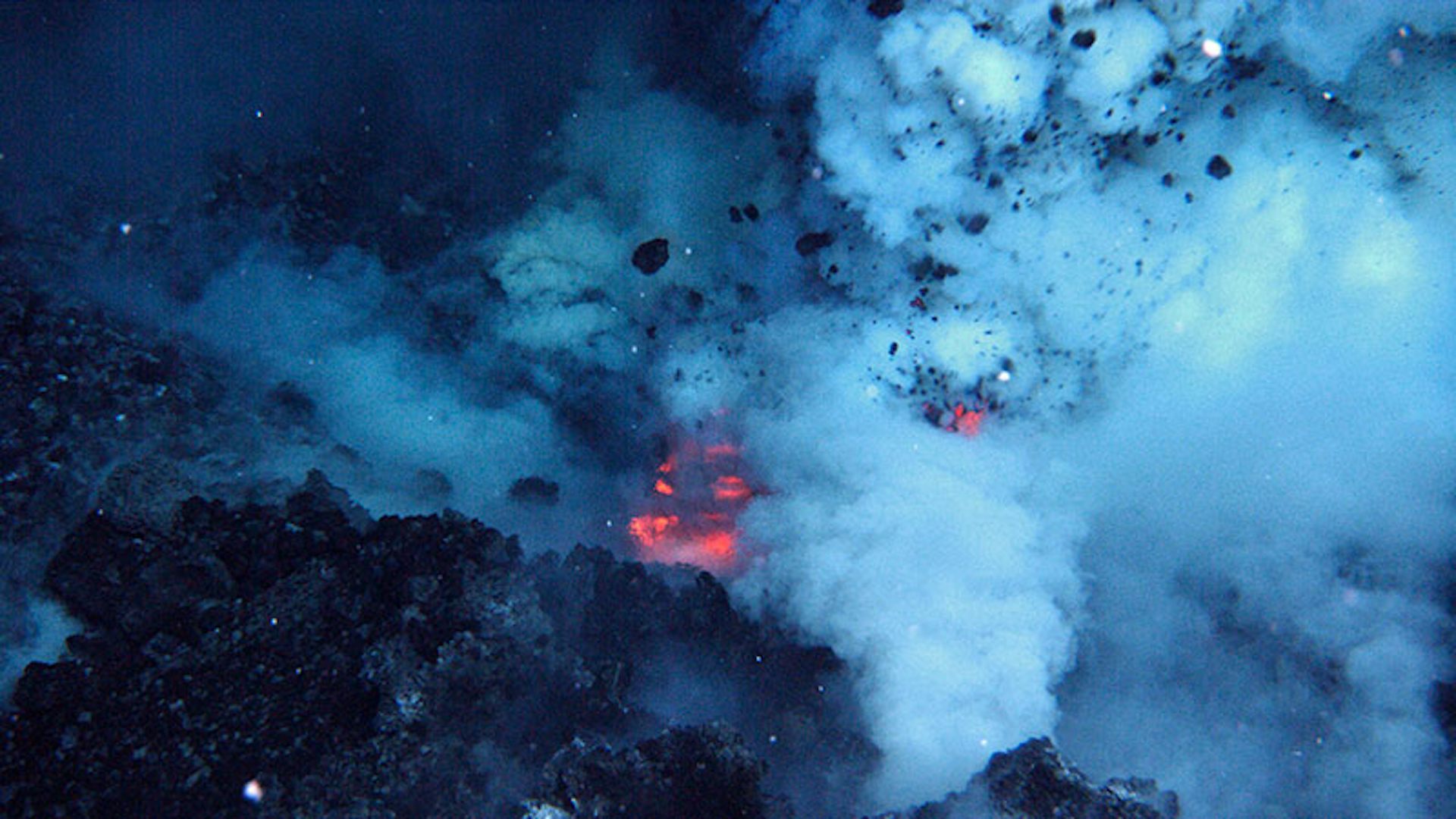 Deep-sea volcanic eruptions create megaplumes that may have dispersed ...