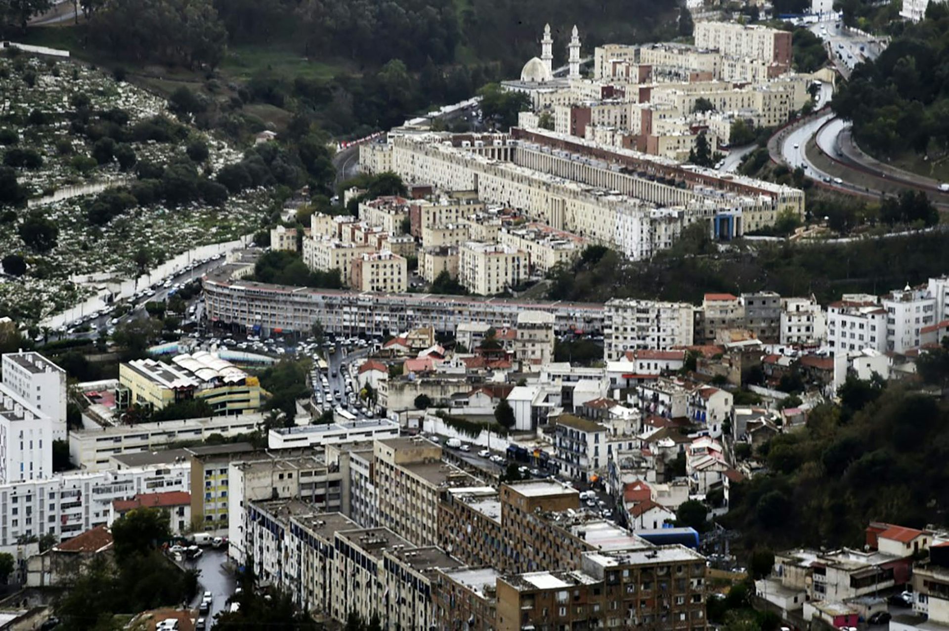 Au nord comme au sud de la Méditerranée, les quartiers populaires face ...