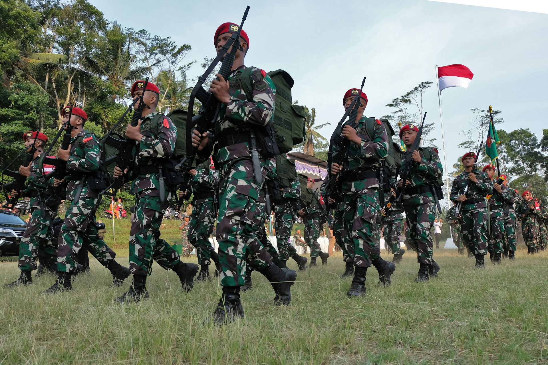 Mengapa militer lekat dengan citra represif? Menelisik sejarah ...