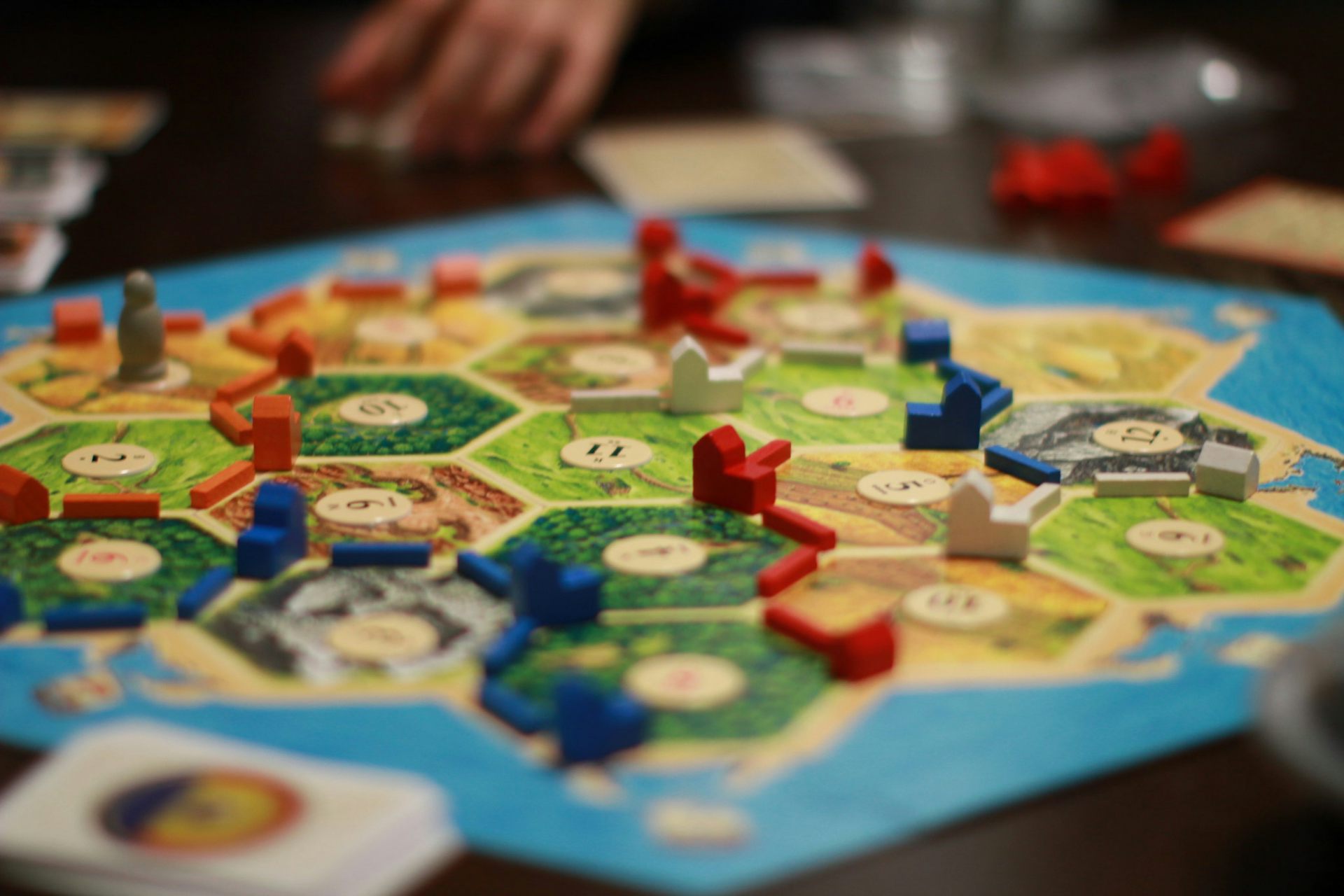 Le Monopoly et le Catan : deux façons bien différentes d’enseigner l ...