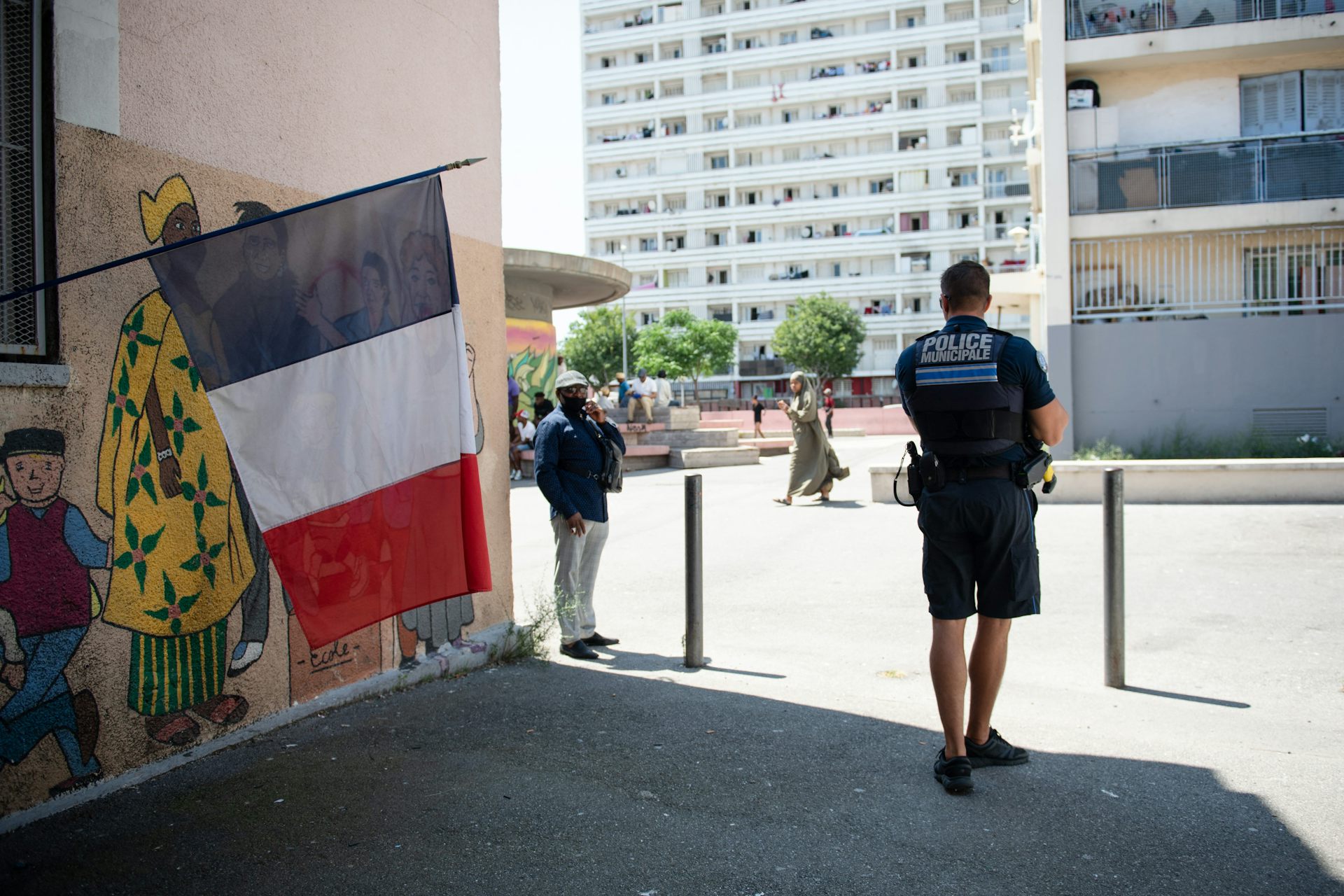 Marseille : immersion dans la cité Félix-Pyat (2/4) - Des trafics pas ...
