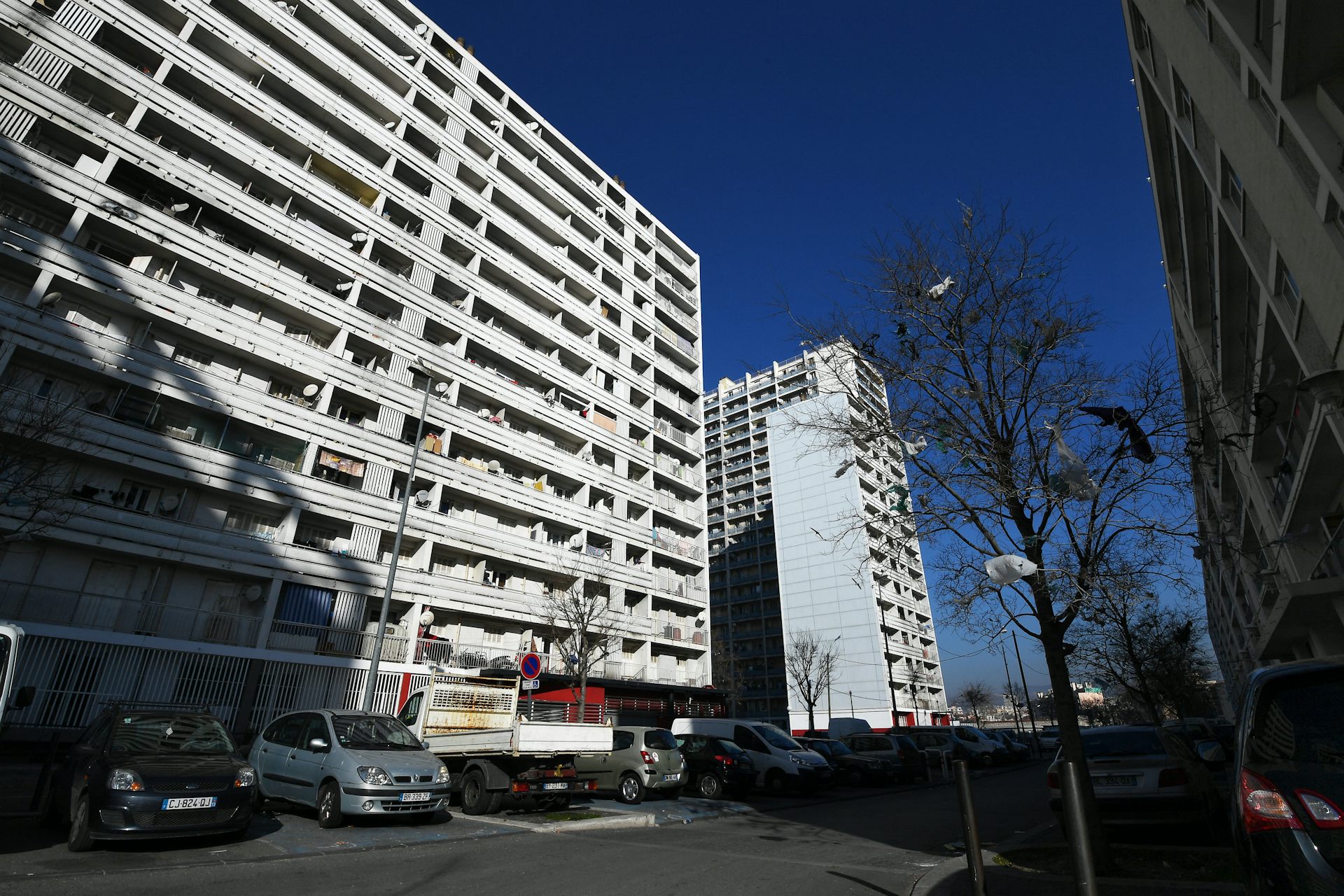 Marseille : immersion dans la cité Félix-Pyat (3/4) - Des murs devant ...