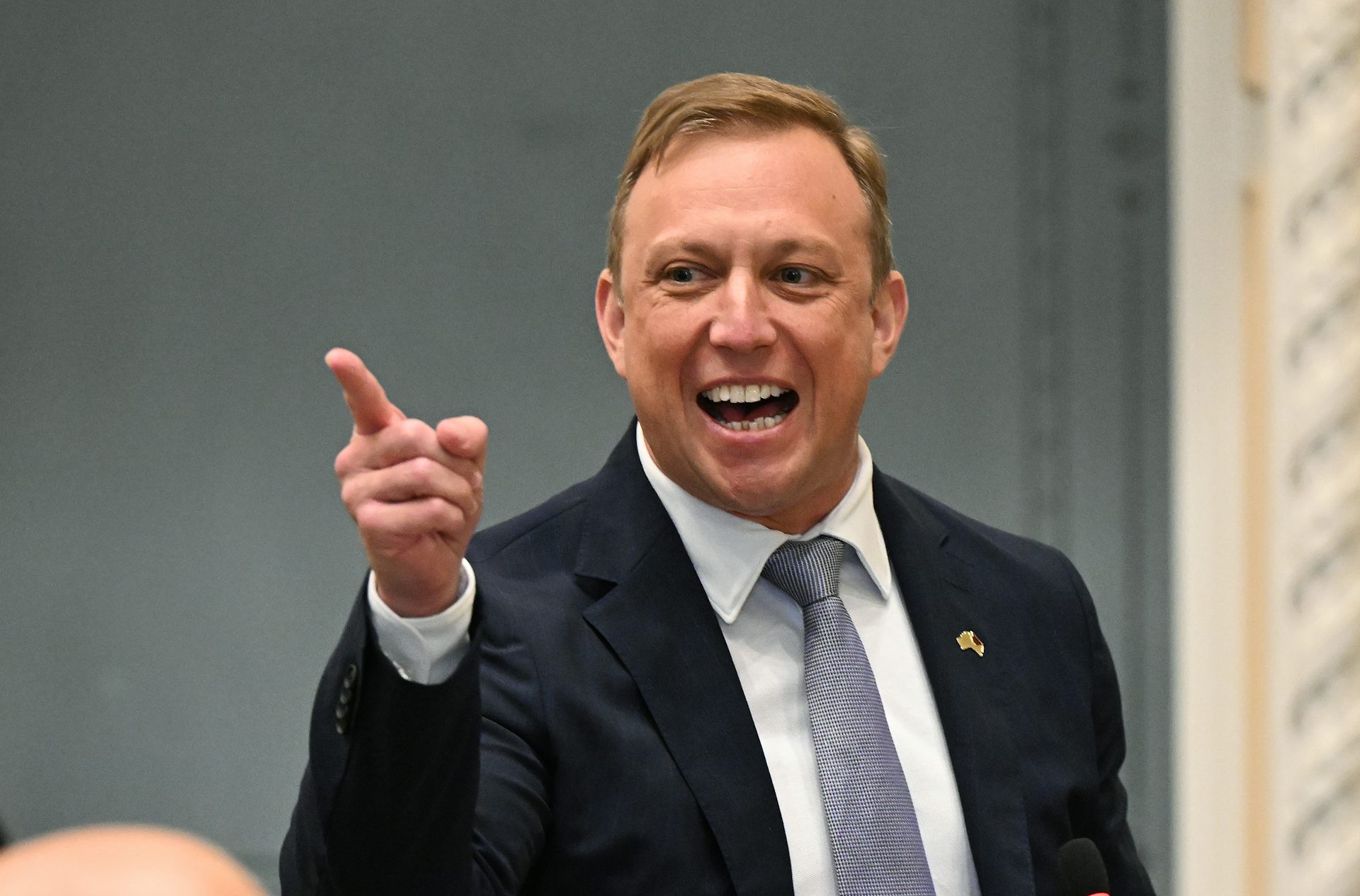 Labor facing heavy defeat in Queensland, but faring better in federal polls