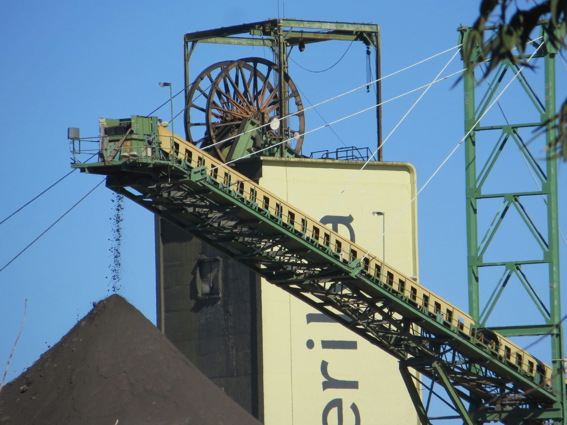 Toxic playgrounds: Broken Hill kids exposed to poisonous dust