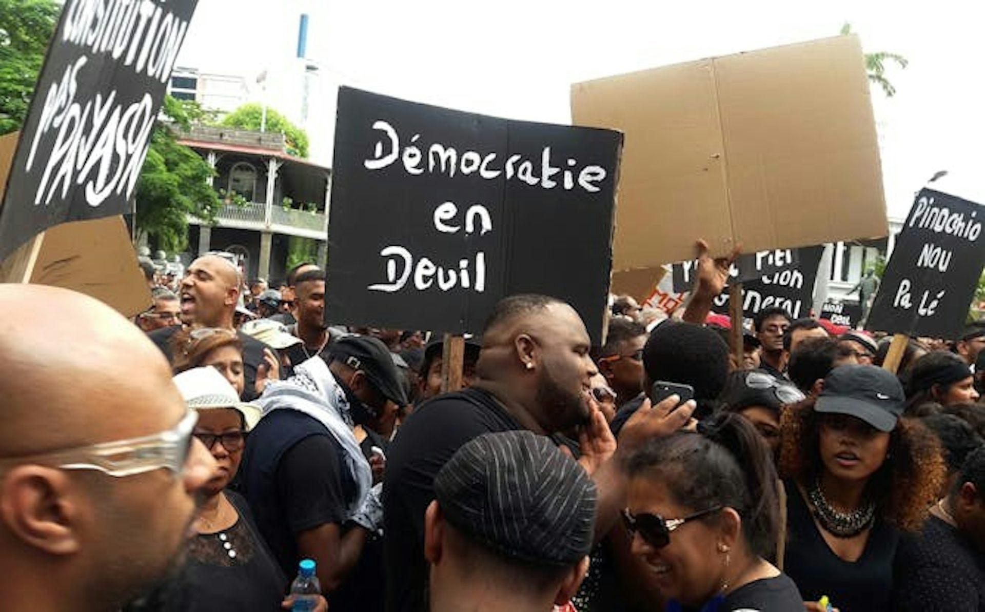 Blocage des réseaux sociaux à Maurice : un signe inquiétant du recul ...