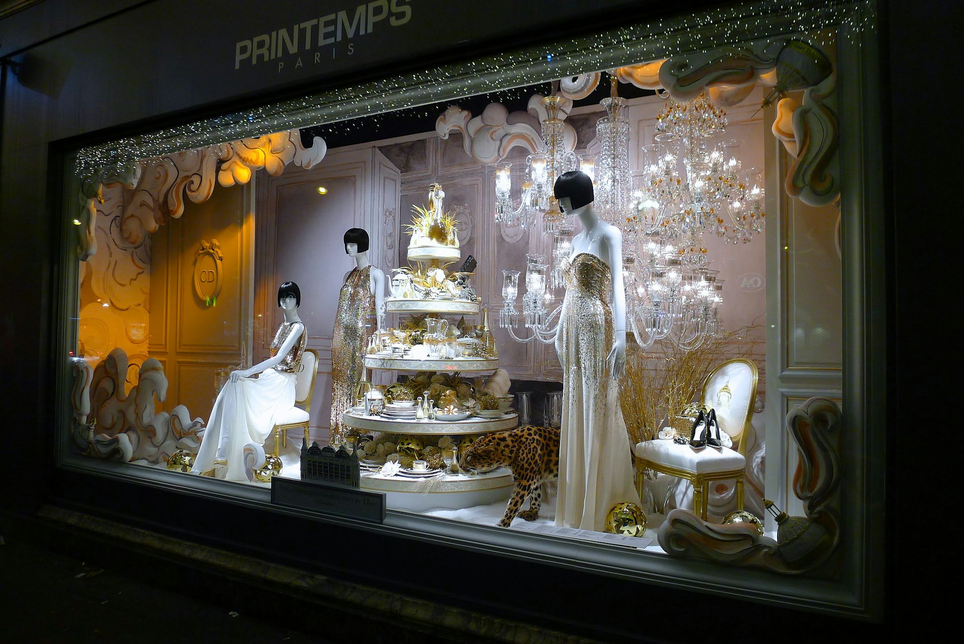 Les vitrines de Noël des grands magasins : spectacle populaire ou ...