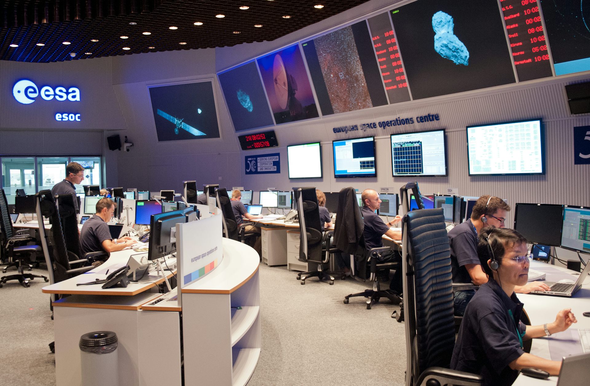 Scientists at work: from Rosetta mission control as Philae lands