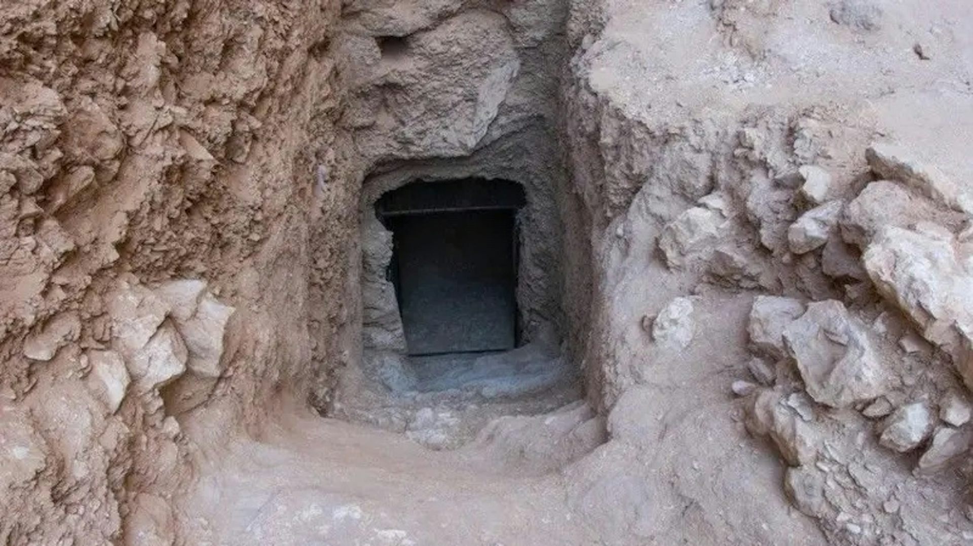 Tomb of Egyptian pharaoh is first found in Luxor since Tutankhamun ...