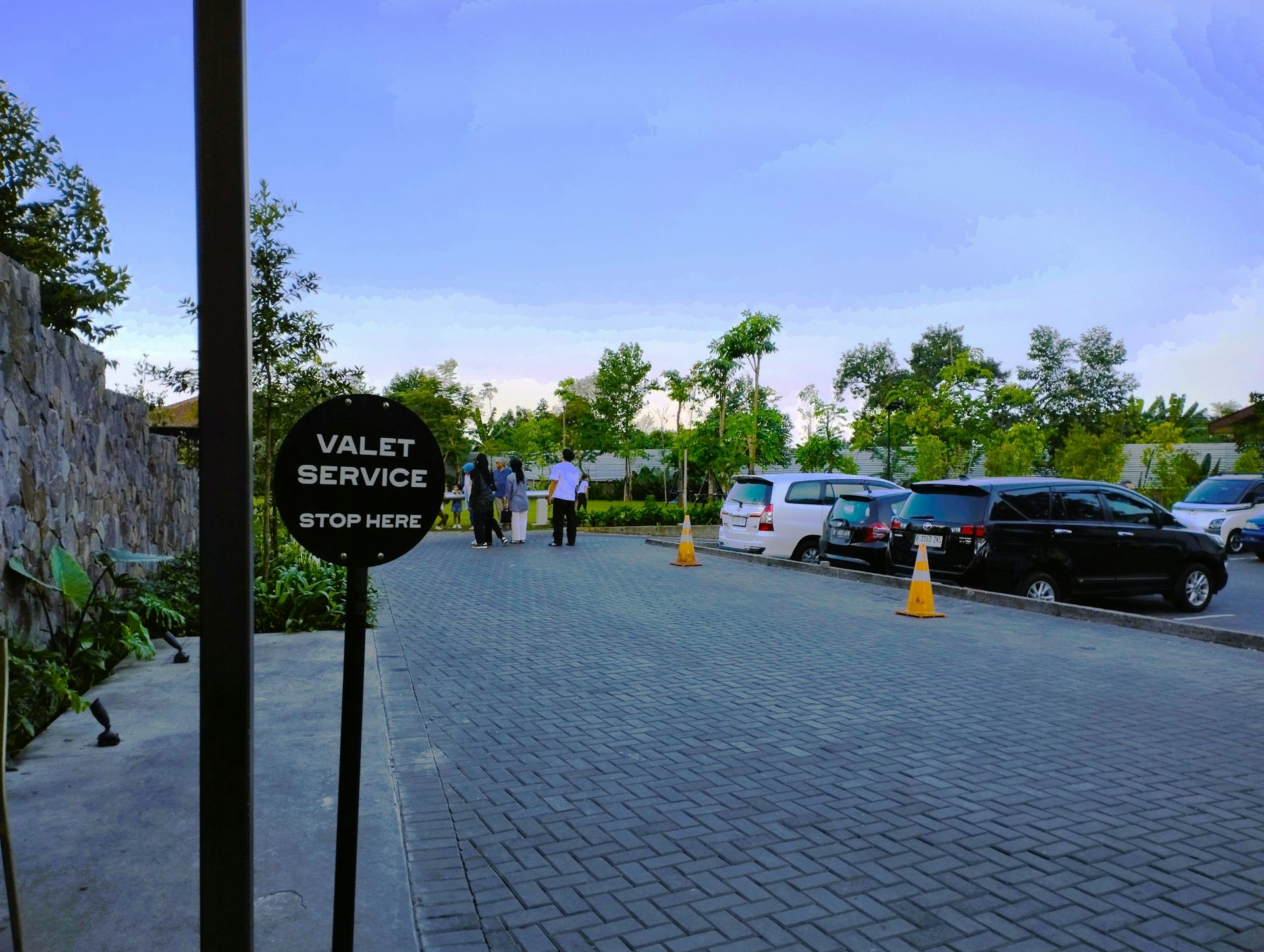 Gurihnya bisnis parkir valet yang menekan ketersediaan parkir reguler ...