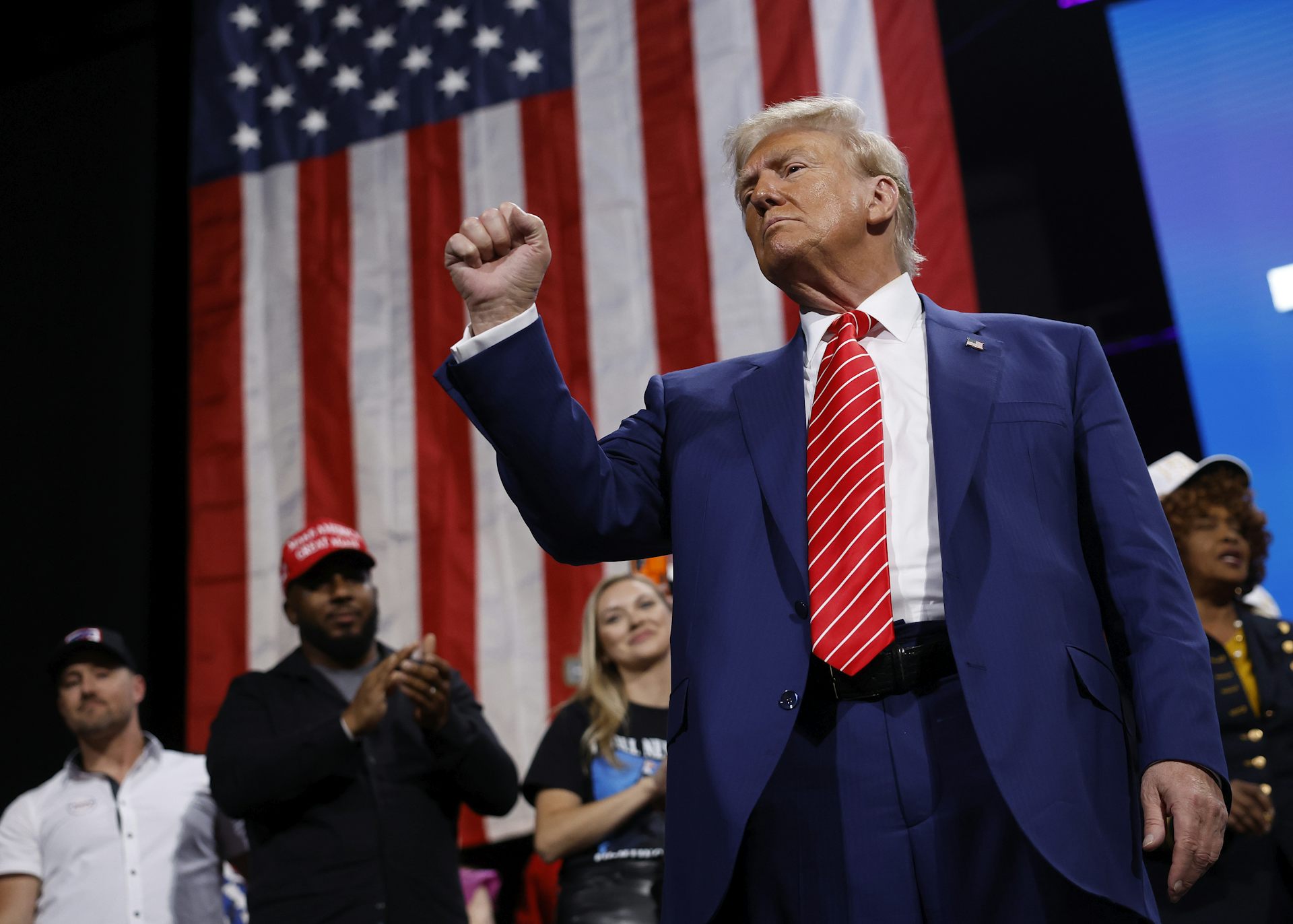 Como Trump pode tentar seguir no poder após o término de seu segundo ...