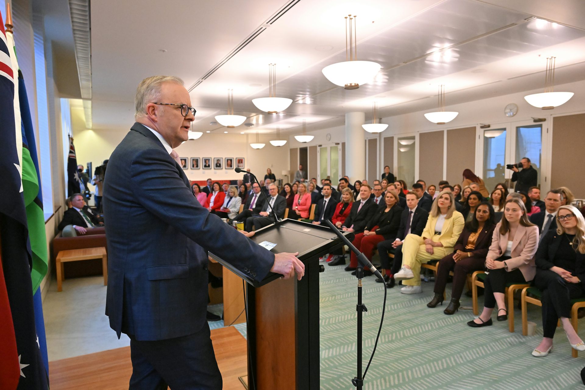 Labor to put disclaimer under Mark Latham’s caucus room picture