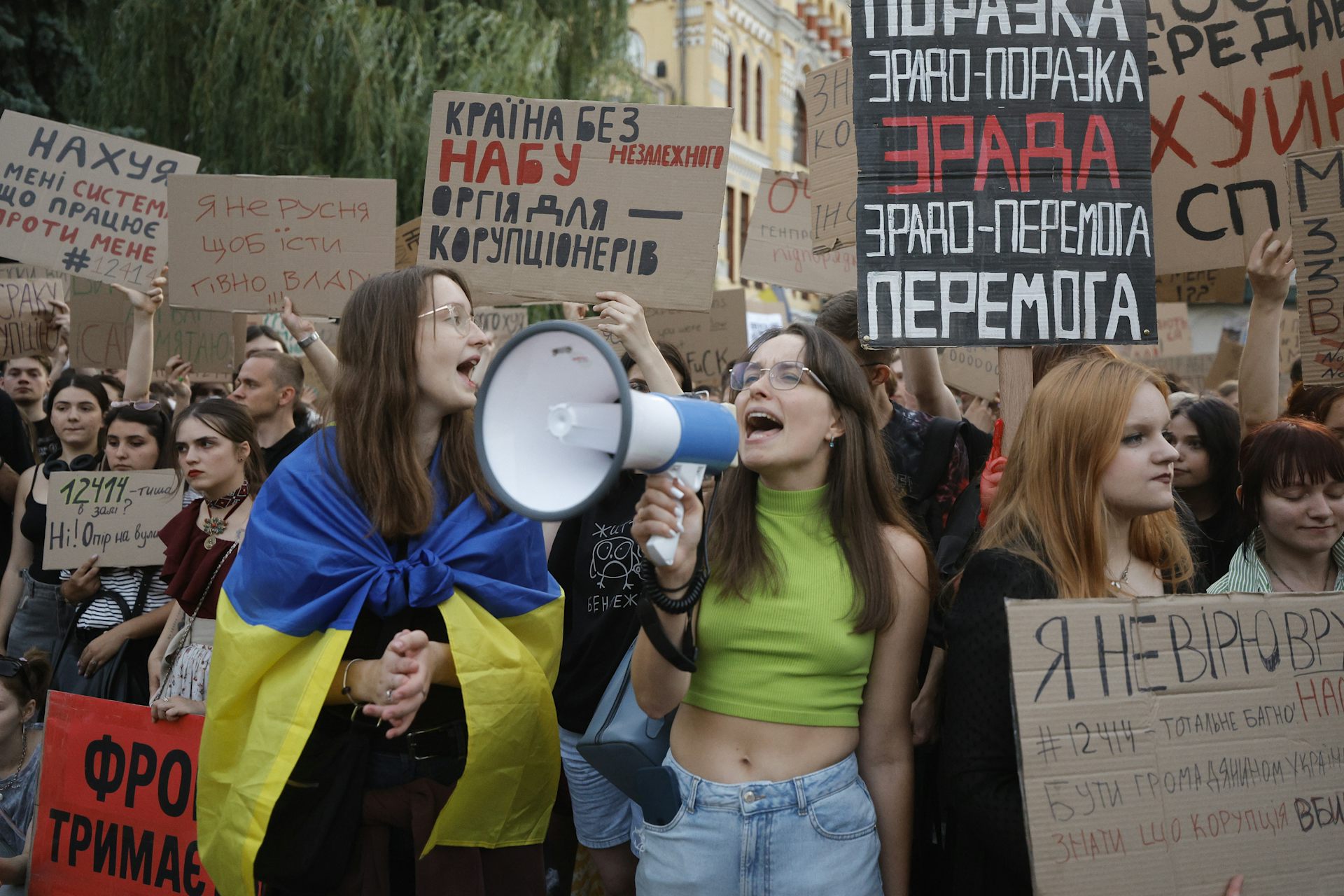 Ukrainian protests: Zelensky faces biggest threat to his presidency ...