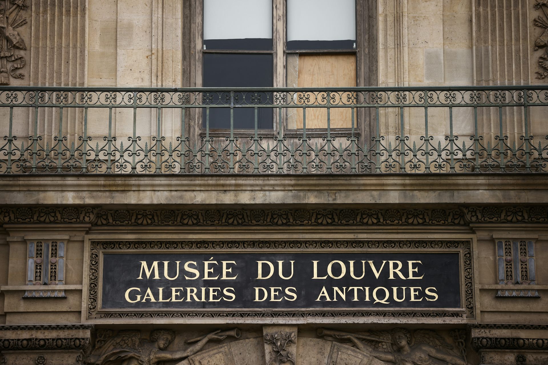How the Louvre thieves exploited human psychology to avoid suspicion ...