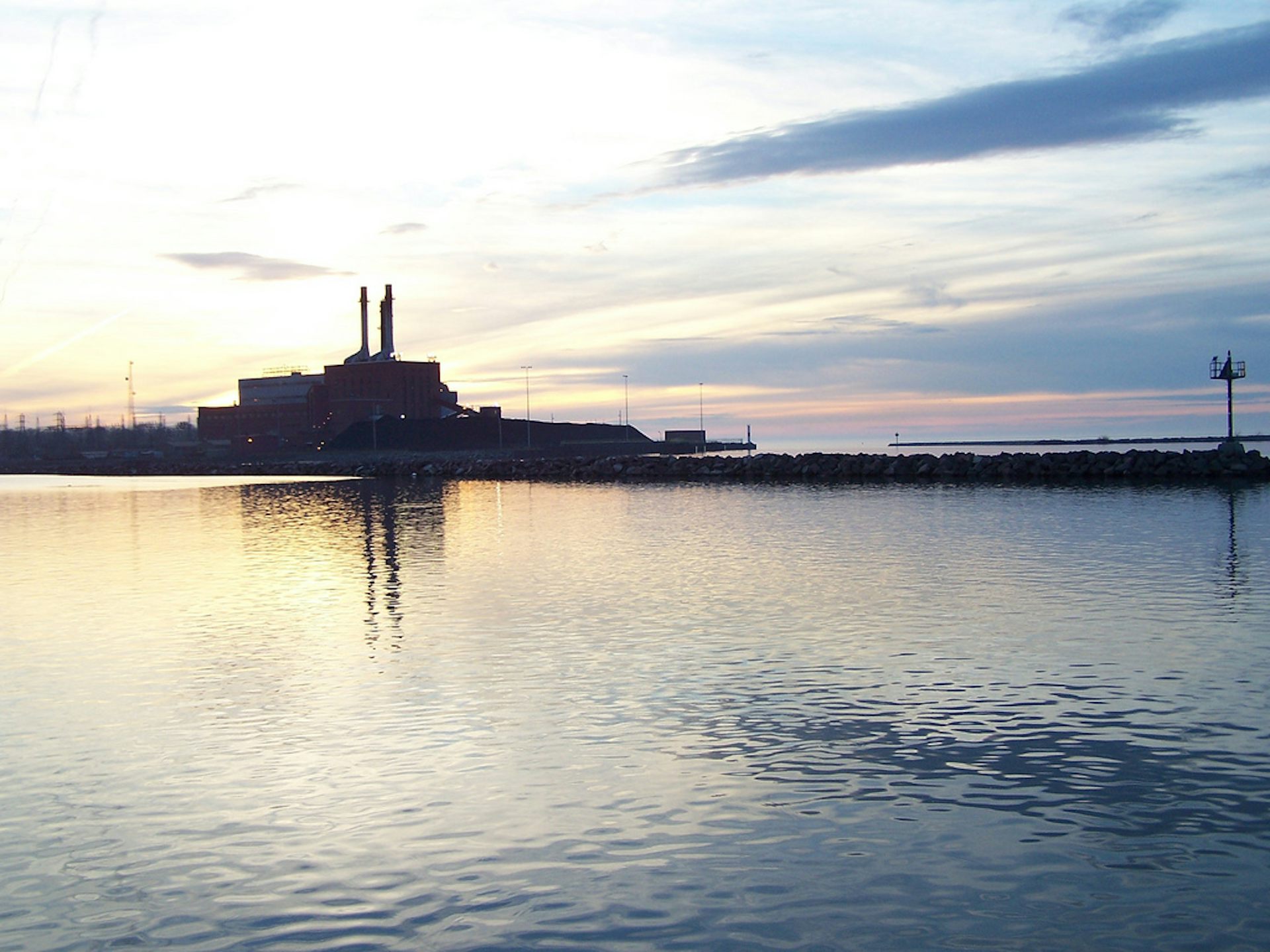 Justices debate benefits and costs of EPA mercury power plant rule