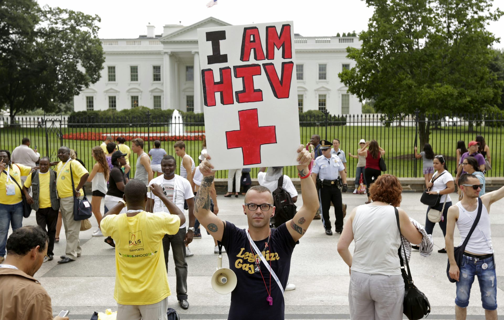 Why are HIV survival rates lower in the Deep South than the rest of the US?
