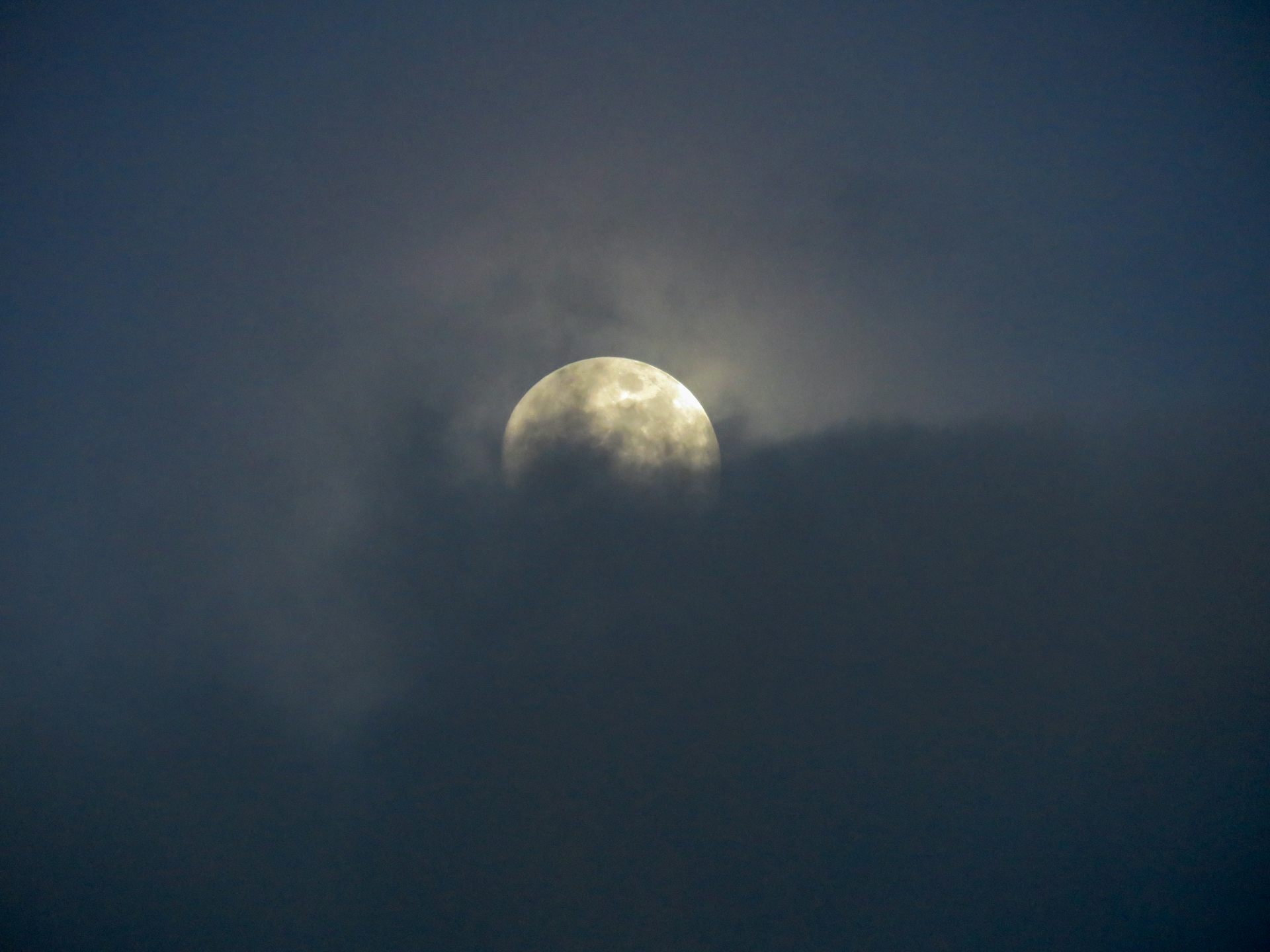 Huge dust cloud discovered around the Moon – but ‘lunar glow’ remains a ...