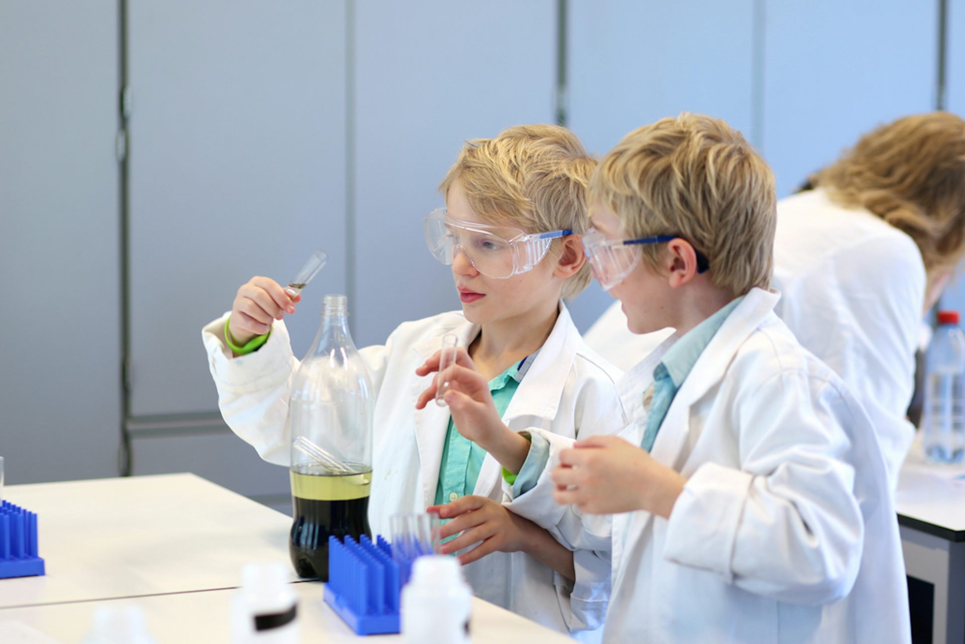 How to get primary school children into science? Enthuse their teachers